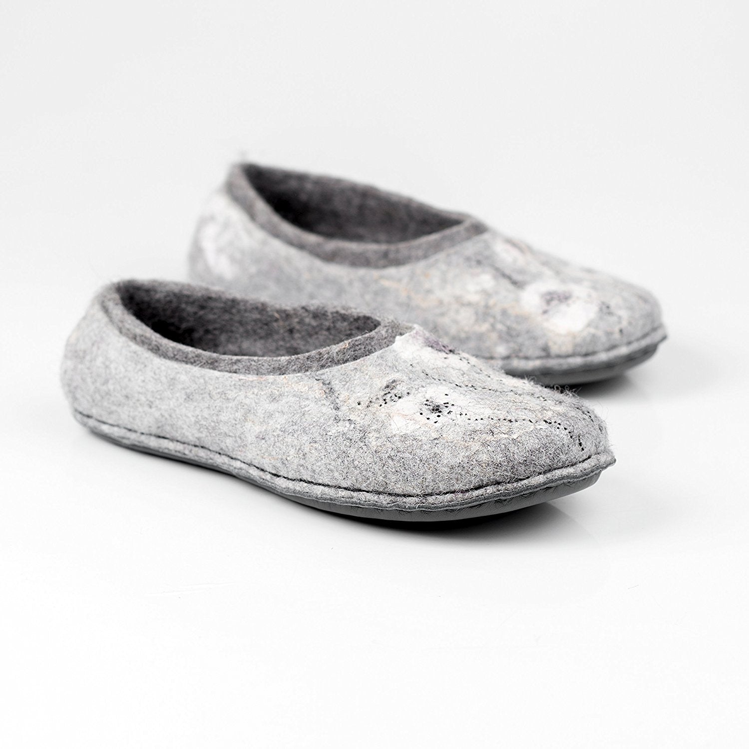 Gray felted wool slippers with flowers decoration Handmade in Europe ...